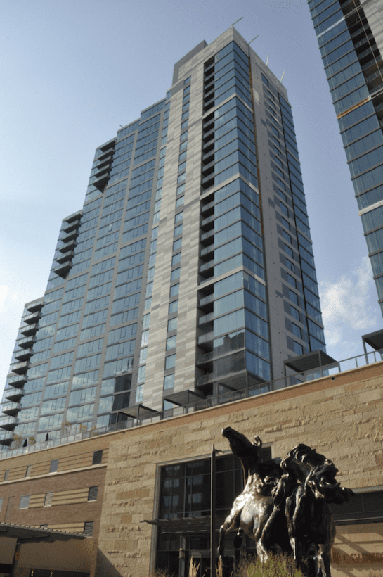 Country Club Tower - Five minutes from everywhere